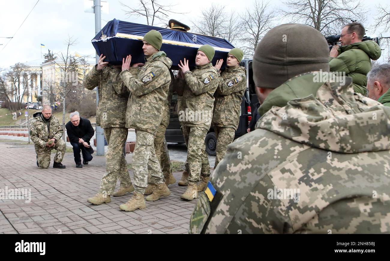 Non Exclusive: KYIV, UKRAINE - FEBRUARY 21, 2023 - A funeral procession ...