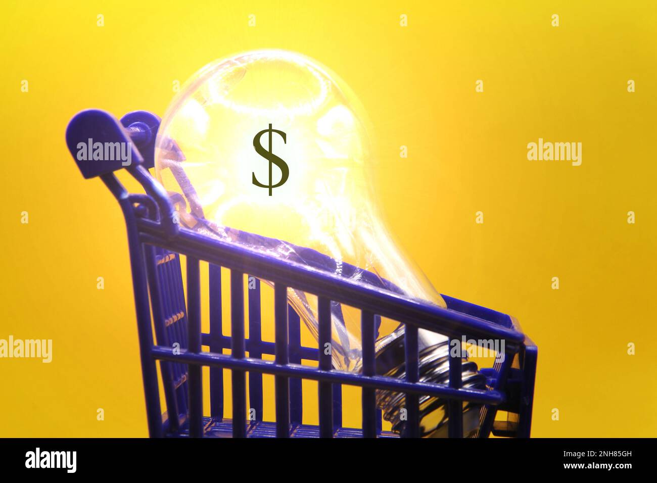 Shopping cart with a light bulb inside Stock Photo - Alamy