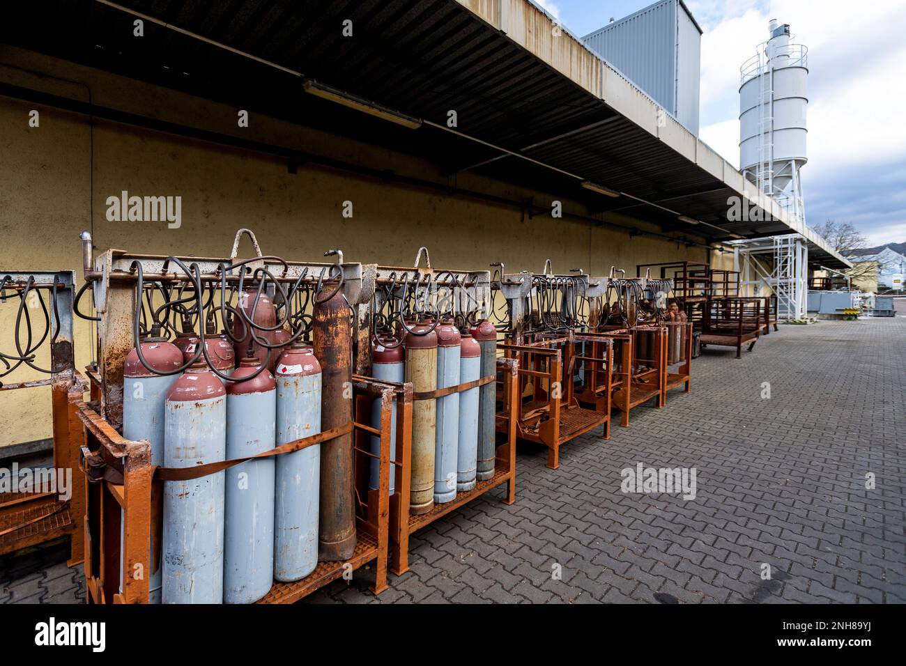 Acetylene cylinders and cylinder bundles hi-res stock photography and ...