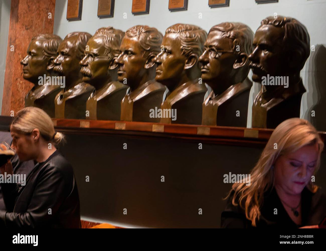 A gallery of prominent Irishmen in the Bank Bar, Dublin Stock Photo - Alamy