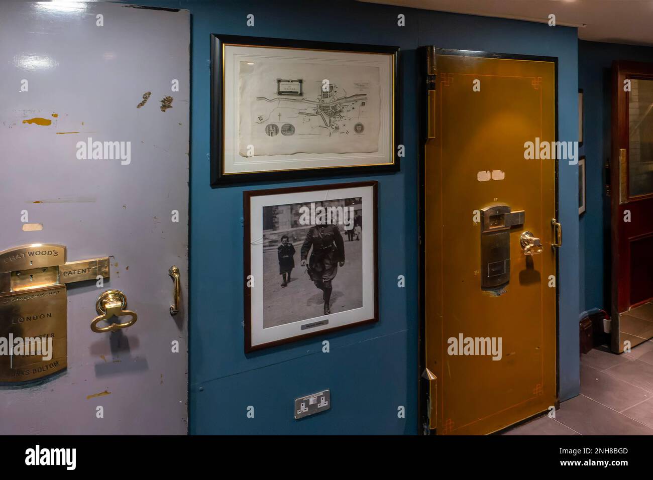 Basement bar hi-res stock photography and images - Alamy