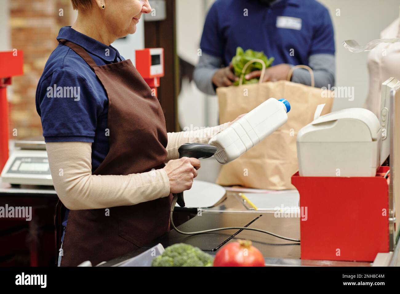Cashier serving customer supermarket checkout hi-res stock photography ...