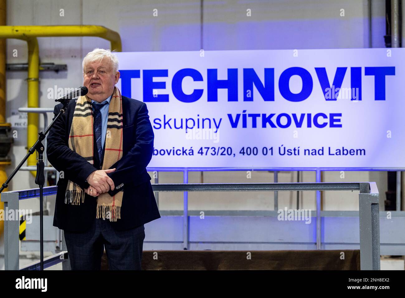 Acetylene cylinders and cylinder bundles hi-res stock photography and ...