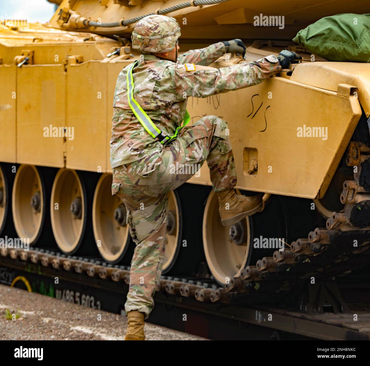 U.S. Army soldier assigned to the 3rd Armored Brigade Combat Team, 1st ...
