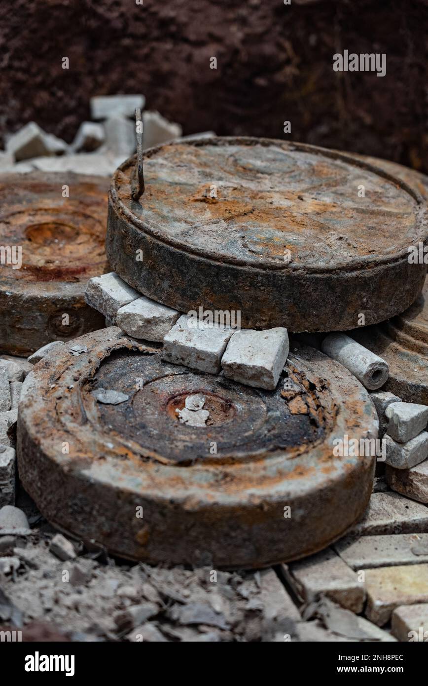 Anti tank mine hi-res stock photography and images - Alamy