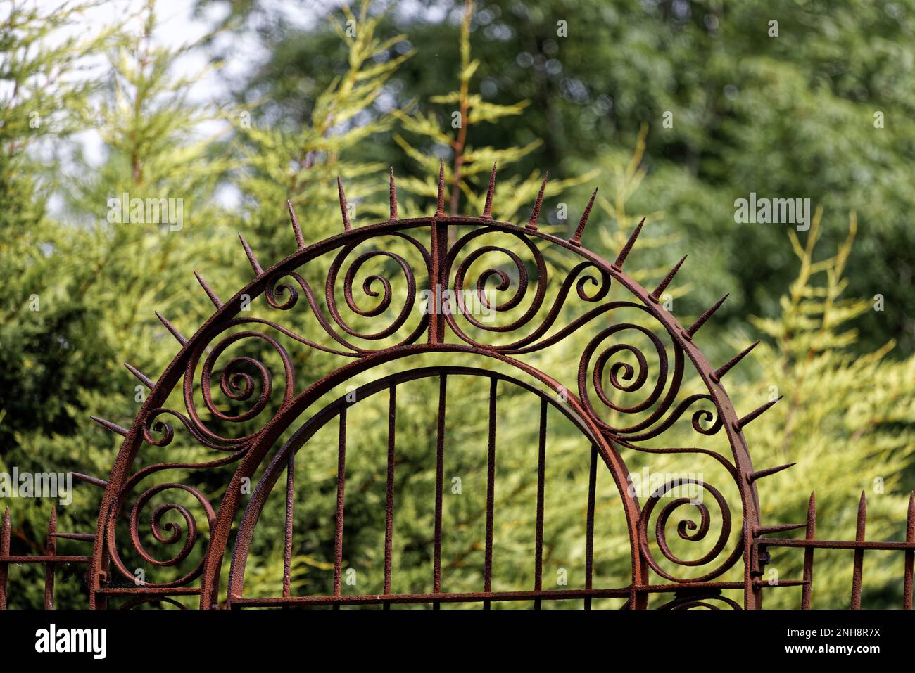 Wrought iron gate arch Stock Photo - Alamy