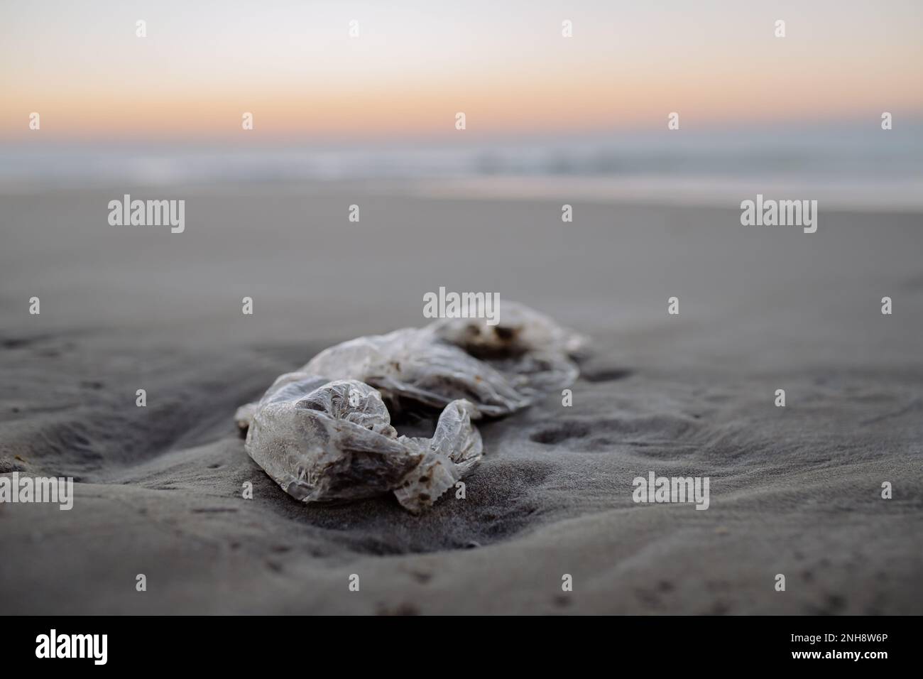 Rubish on beach hi-res stock photography and images - Alamy