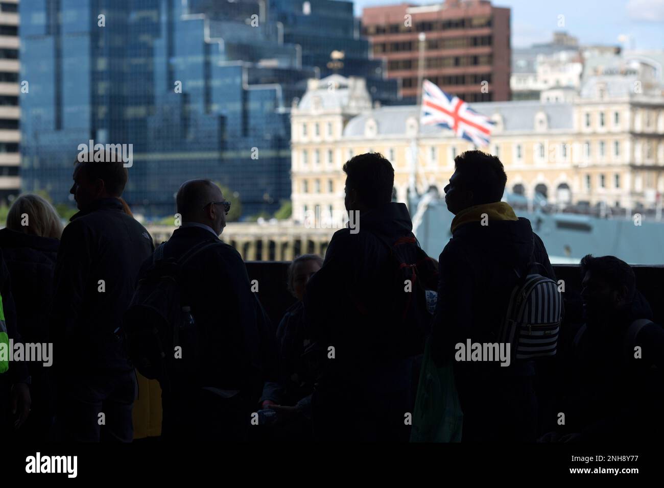 People queue and wait for the lying-in-state to pay their respects to ...