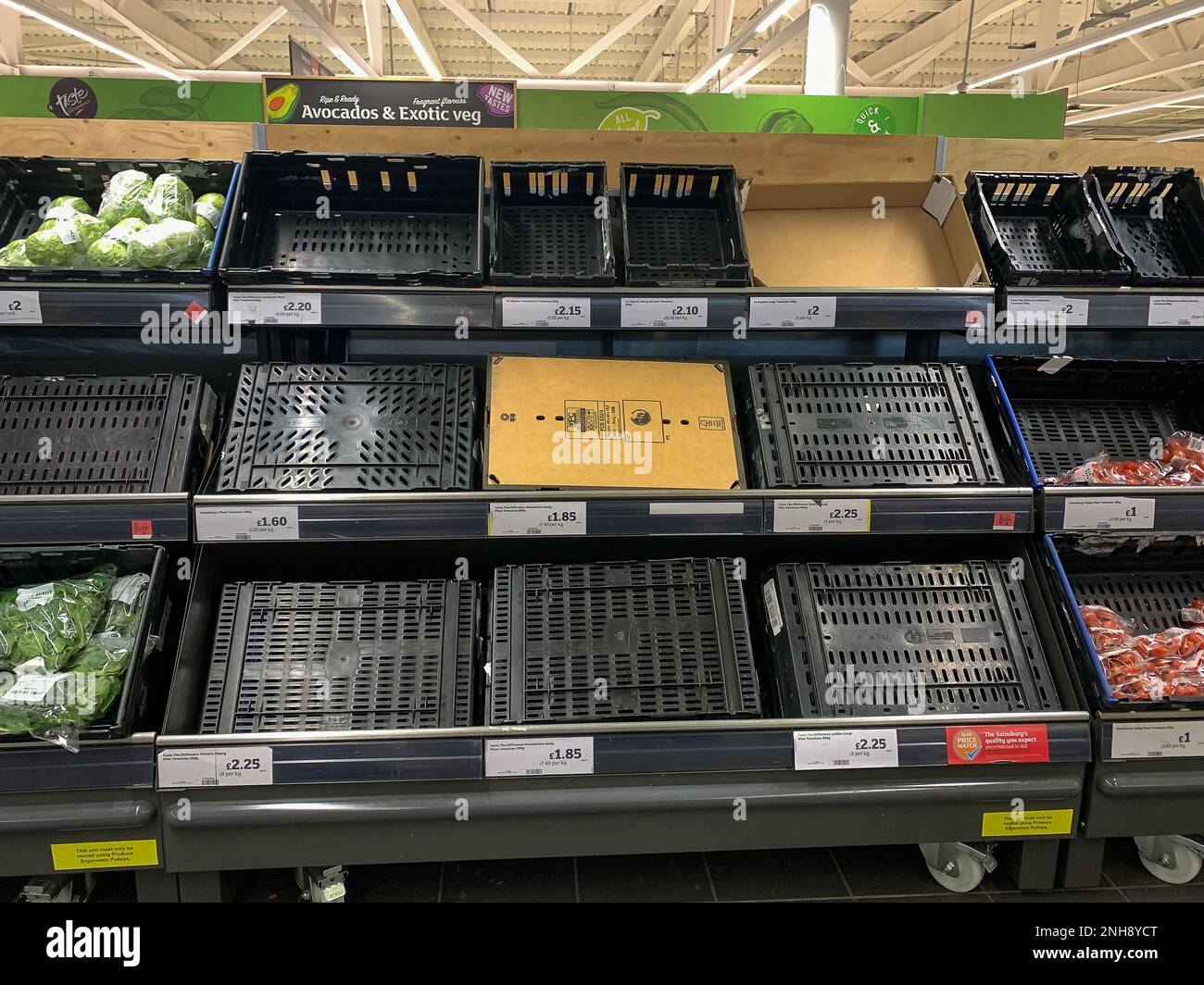Supermarket veg empty shelves hi-res stock photography and images - Alamy