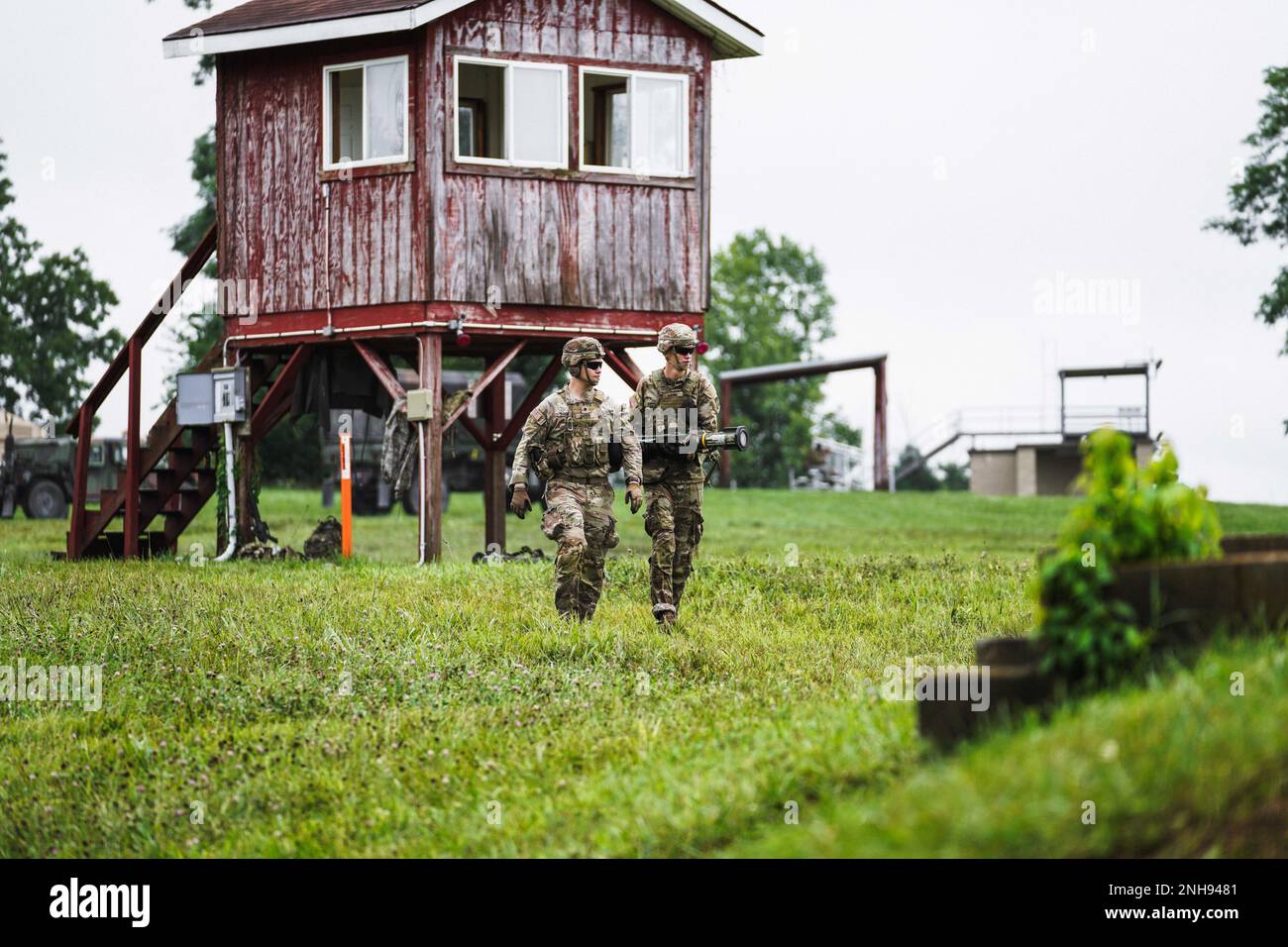 Indiana Guardsmen with the 76th Infantry Brigade Combat Team carries an ...