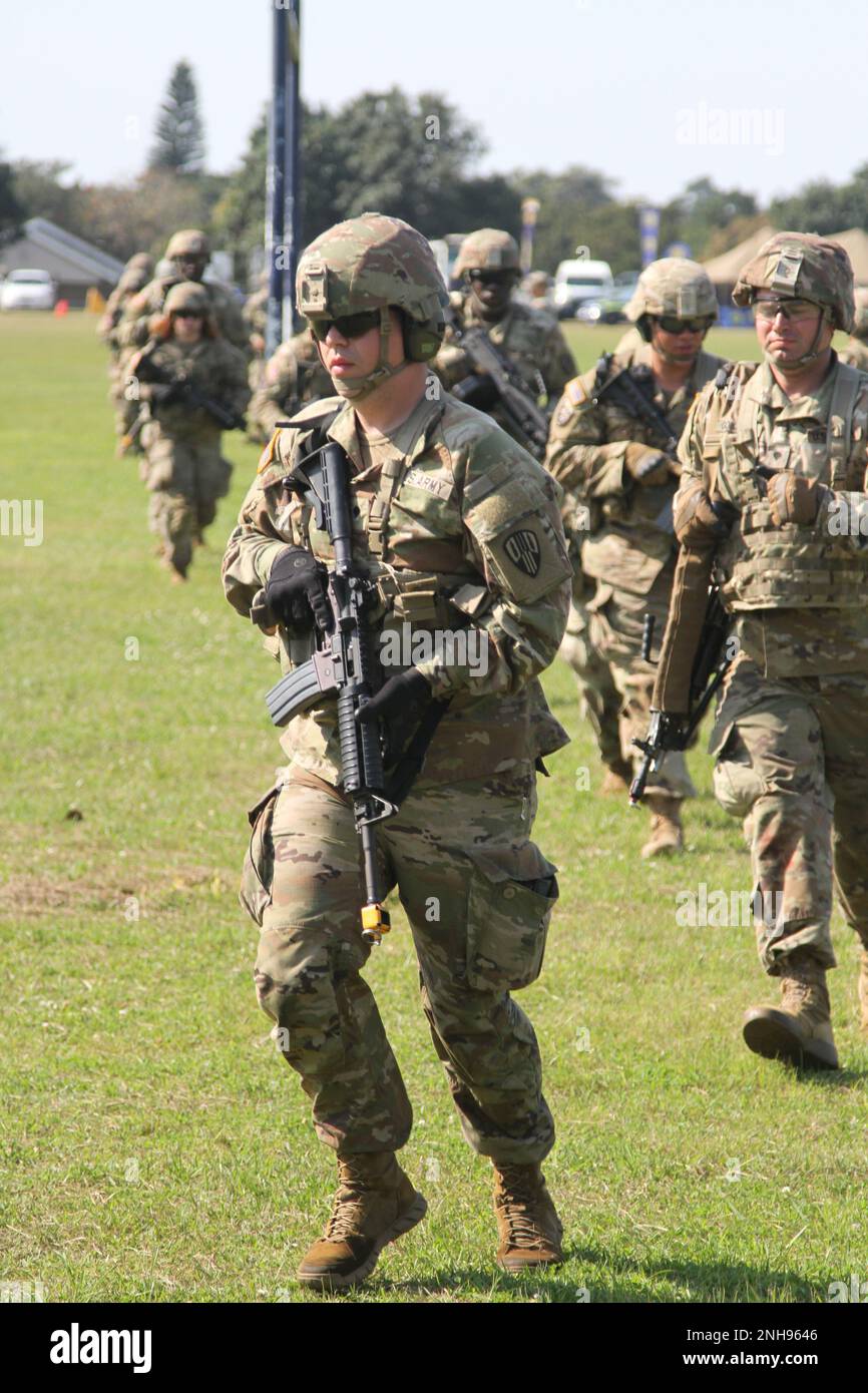 New York Army National Guard Soldiers from the 107th Military Police ...