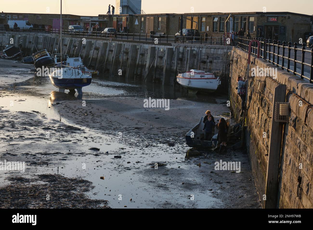Scaling ladder hi-res stock photography and images - Alamy