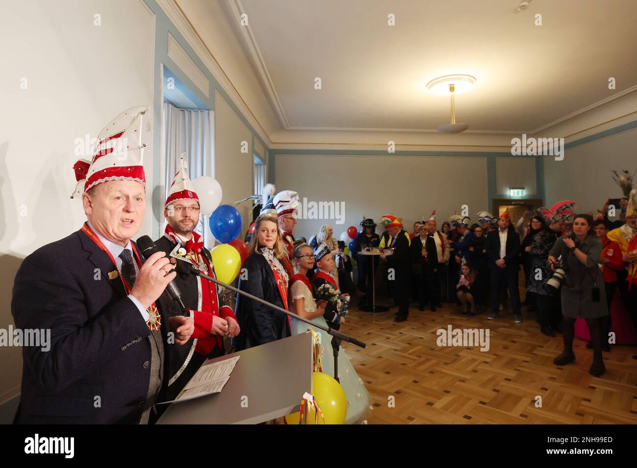Erfurt, Germany. 21st Feb, 2023. Bodo Ramelow (l, Die Linke), Prime ...
