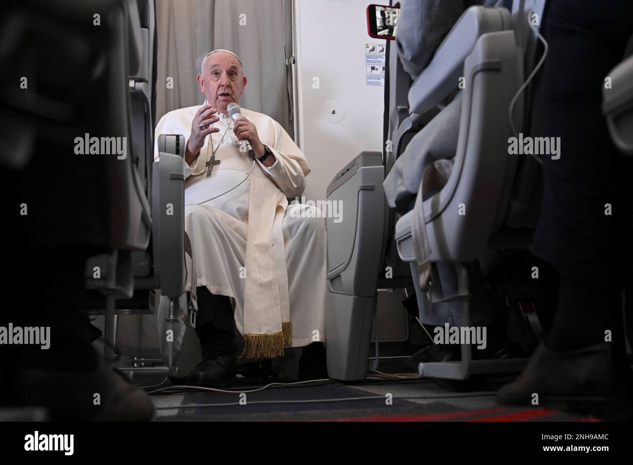 Pope Francis meets the journalists during an airborne press conference ...