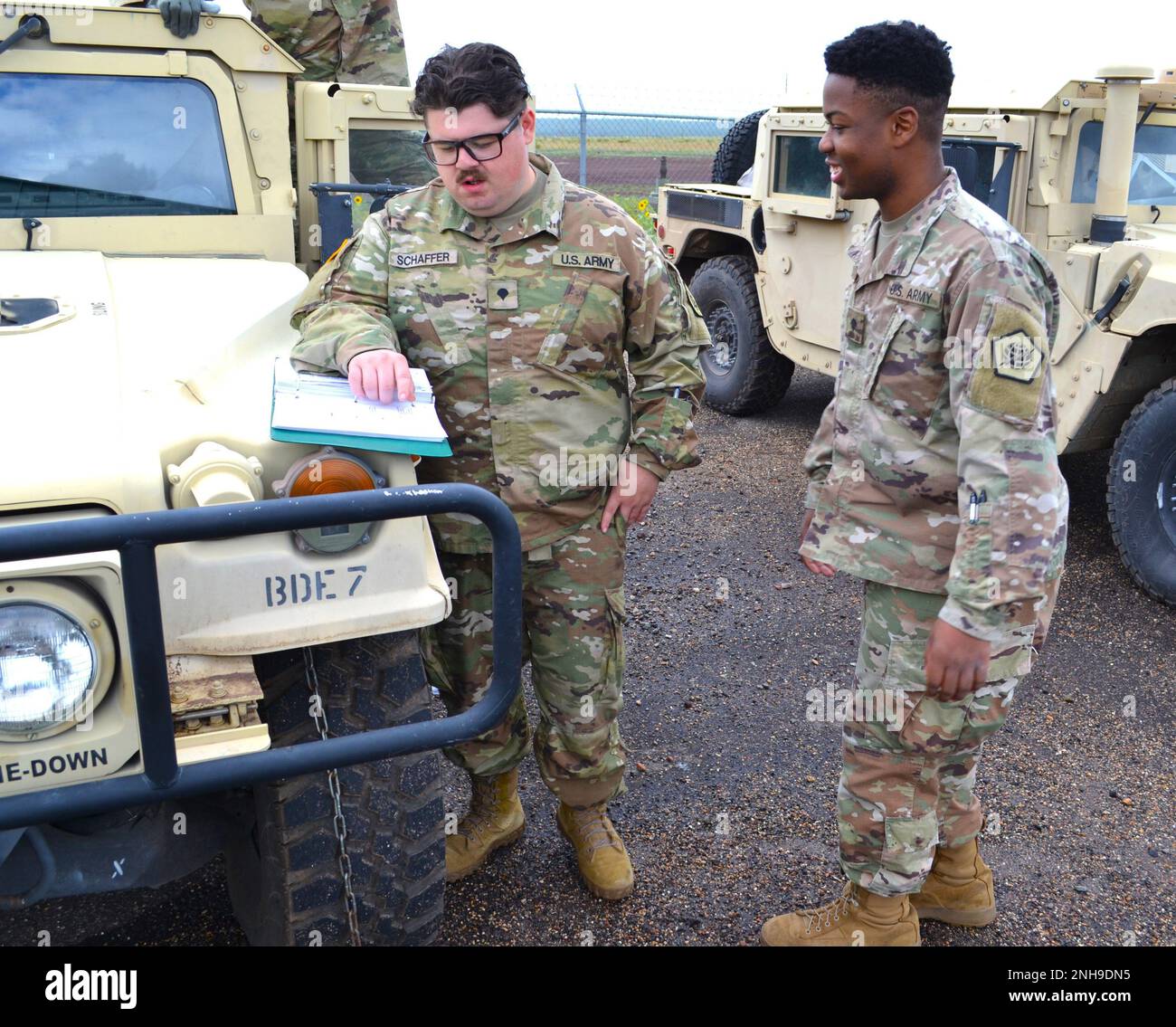 Drivers signal hi-res stock photography and images - Alamy