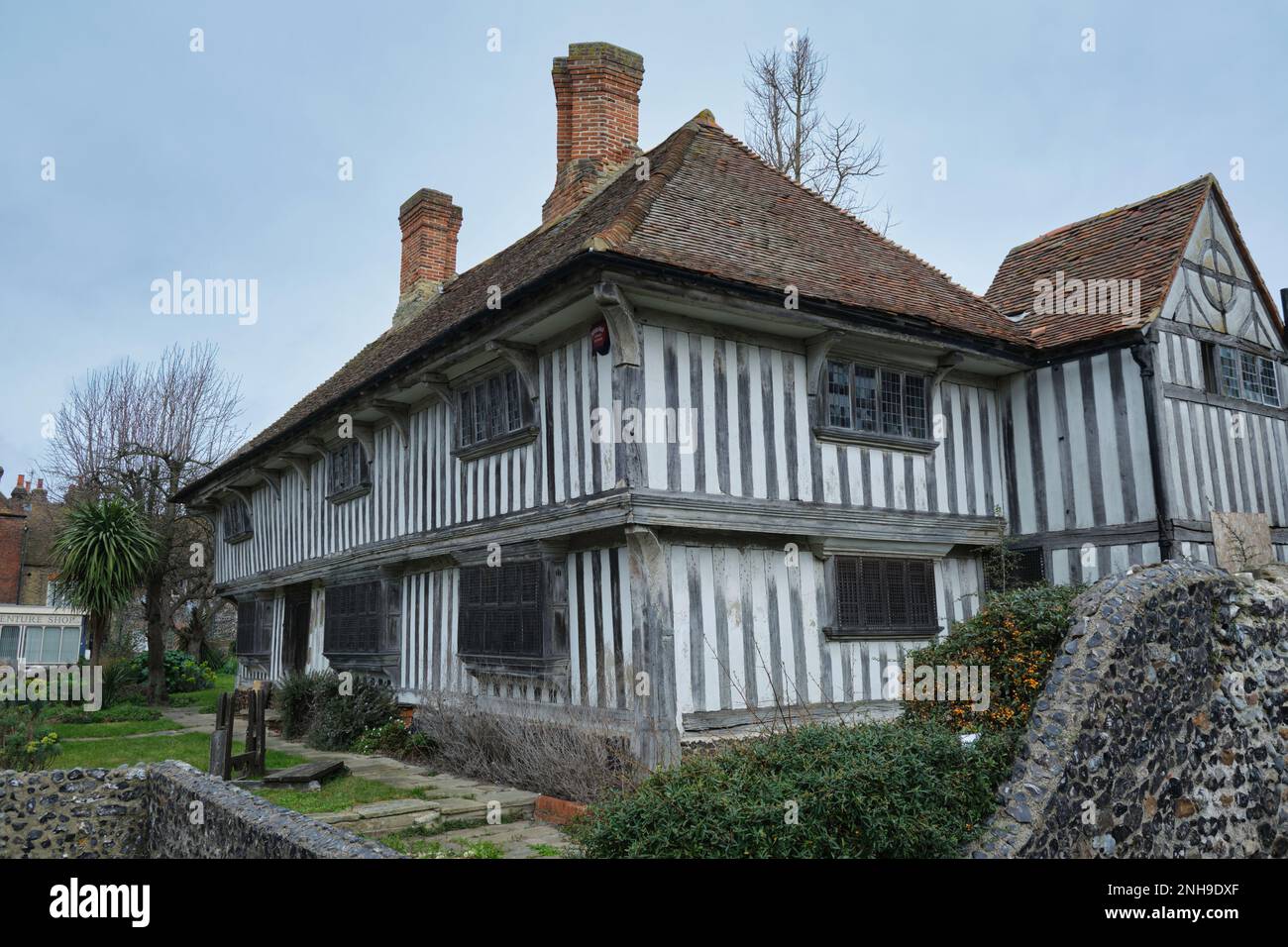 Tudor roof winter england hi-res stock photography and images - Alamy