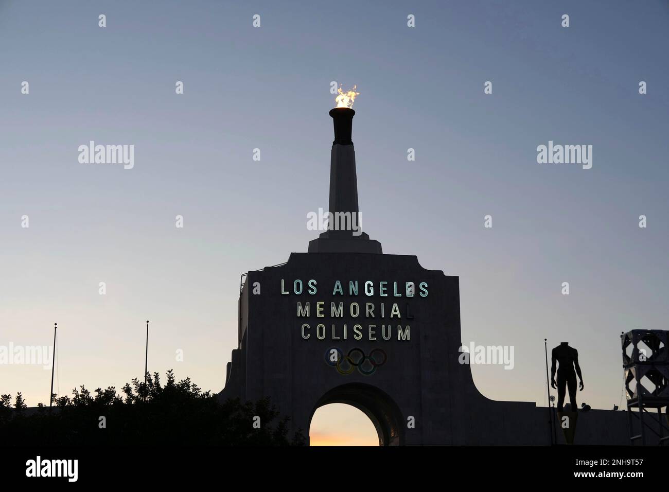 The Los Angeles Memorial Coliseum peristyle and the Olympic torch ...