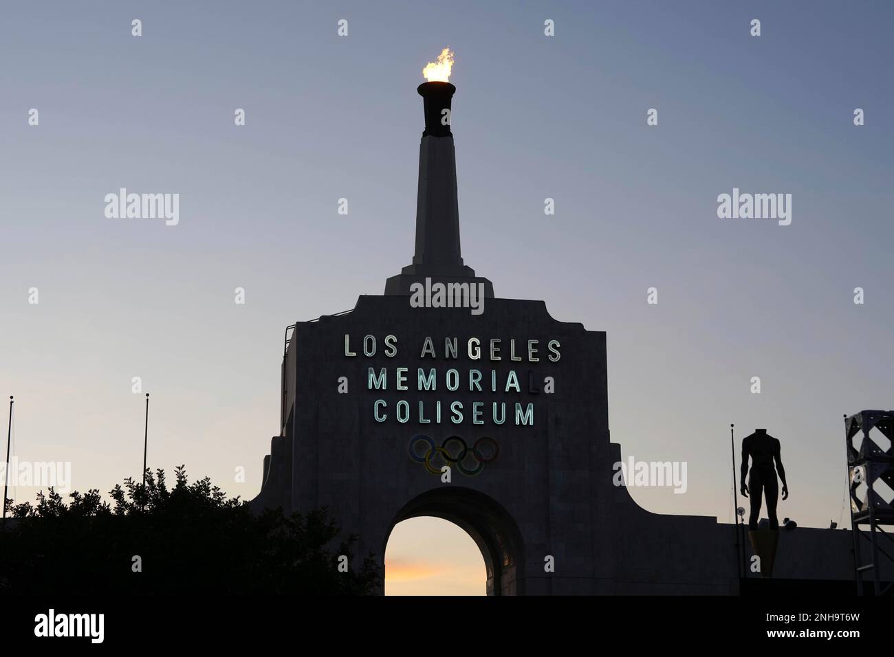The Los Angeles Memorial Coliseum peristyle and the Olympic torch ...