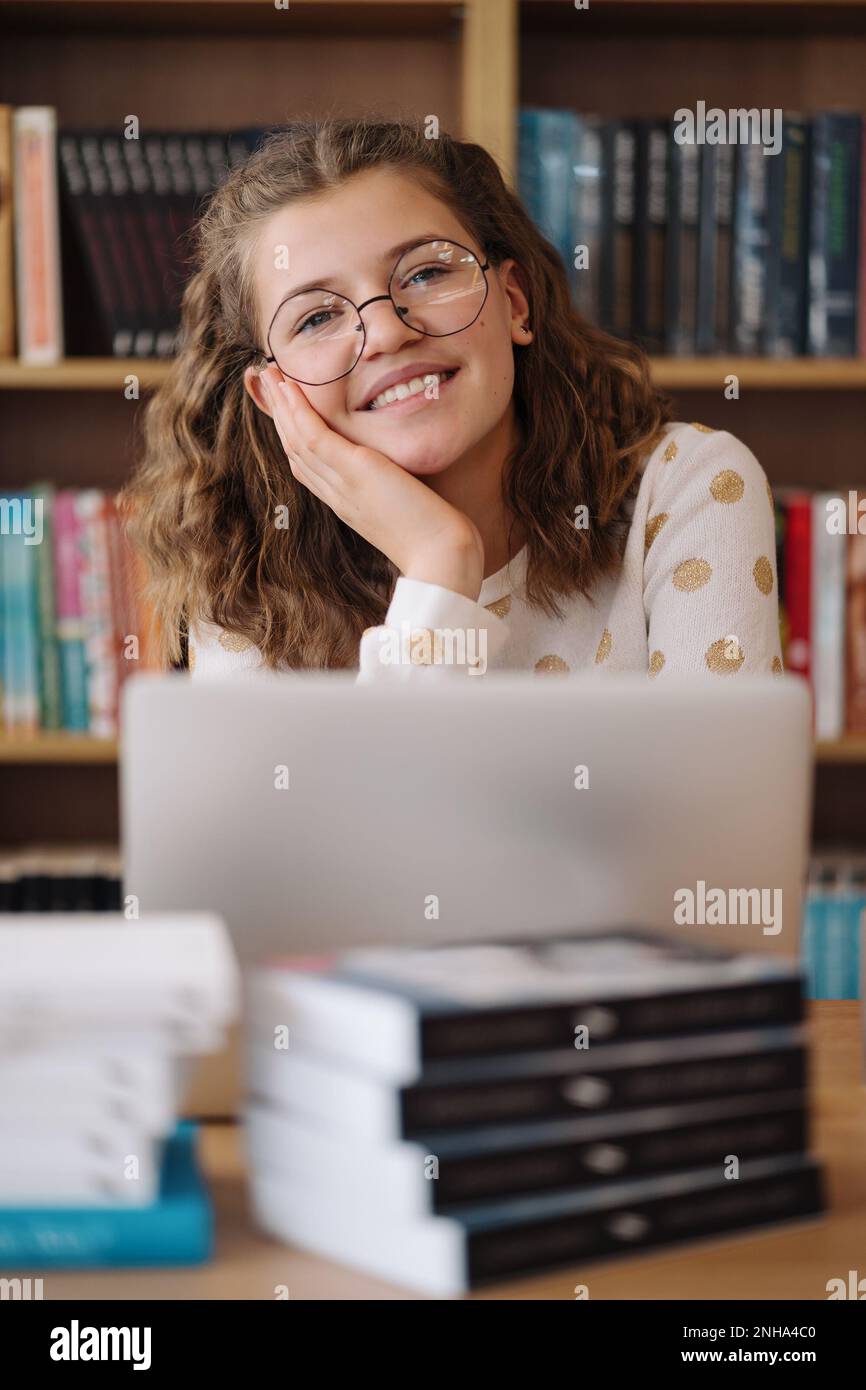 Young girl among books computer hi-res stock photography and images - Alamy