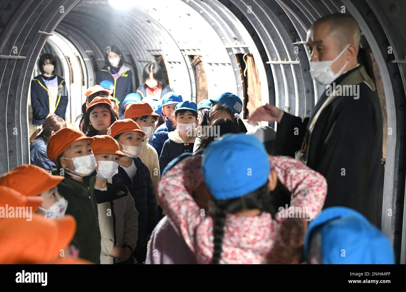 Kindergarteners visit a bomb shelter at Joganji temple in Nakano Ward ...