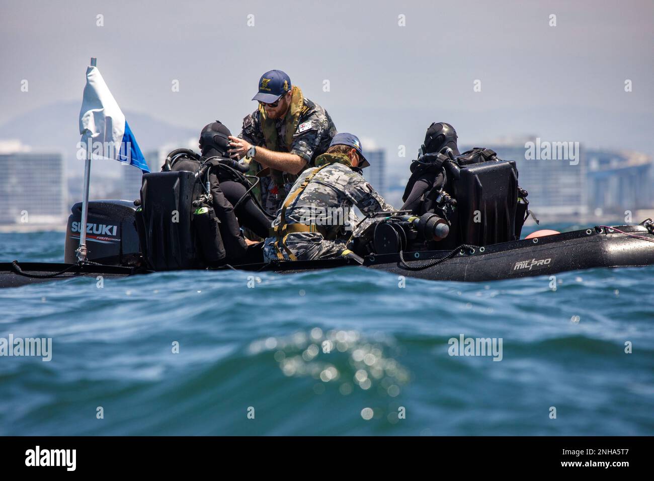 Divers entering water hi-res stock photography and images - Alamy