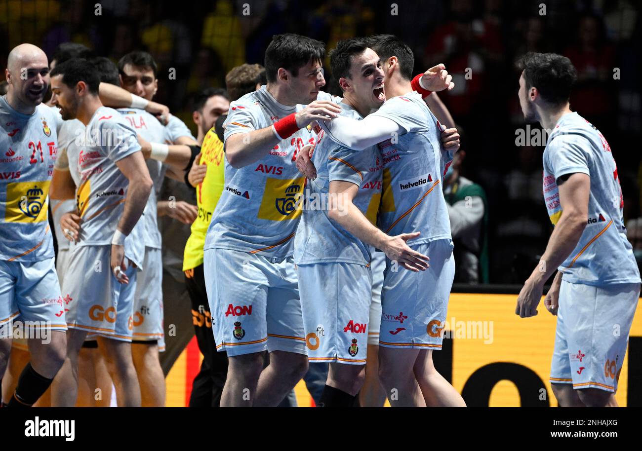 The Spanish team celebrate defeating Sweden in the IHF Men's World ...