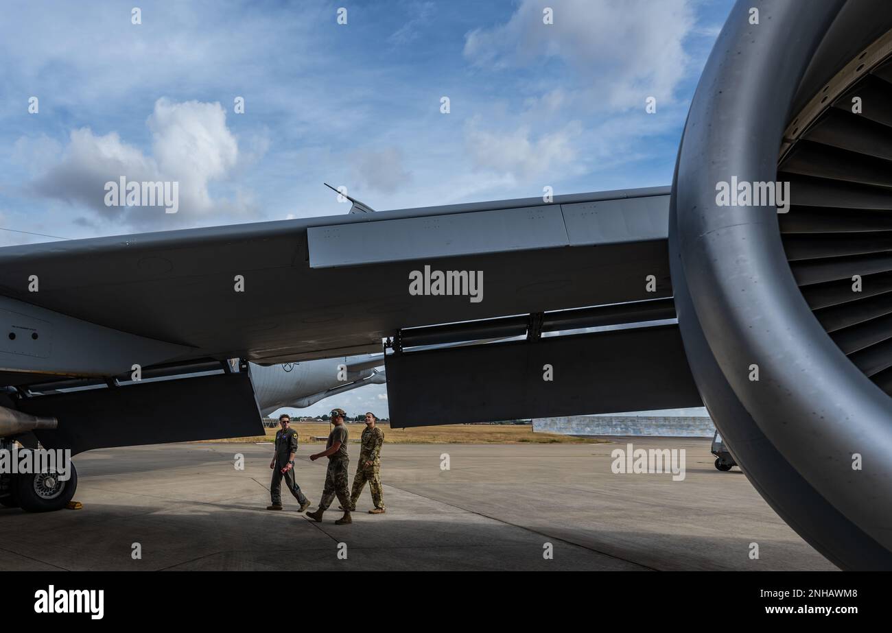 100th aerial refueling wing hi-res stock photography and images - Alamy