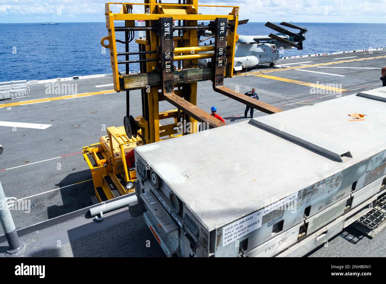 PACIFIC OCEAN (July 28, 2022) Sailors unload ordnance from a Rolling ...