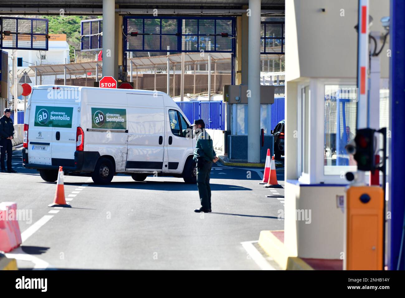 An agent of the Guardia Civil during the entry of the first van that ...