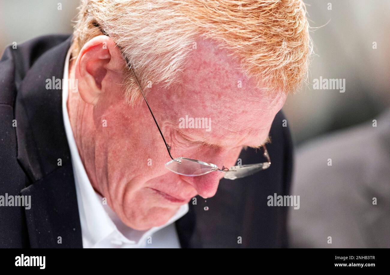 Alex Murdaugh cries as the murder of his wife and son is described by ...