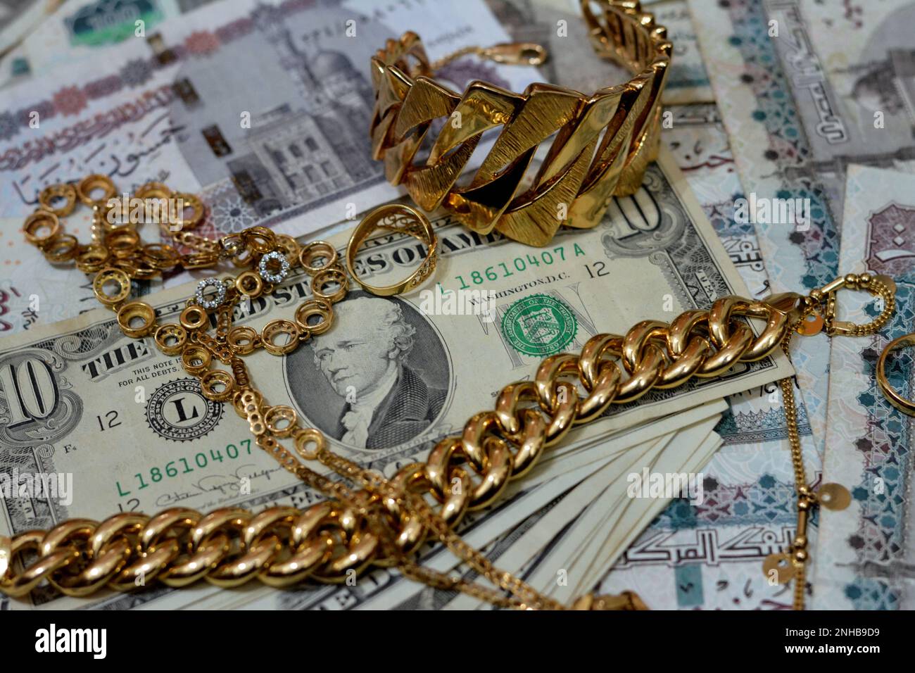 Gold jewelry egyptian chain hi-res stock photography and images - Alamy