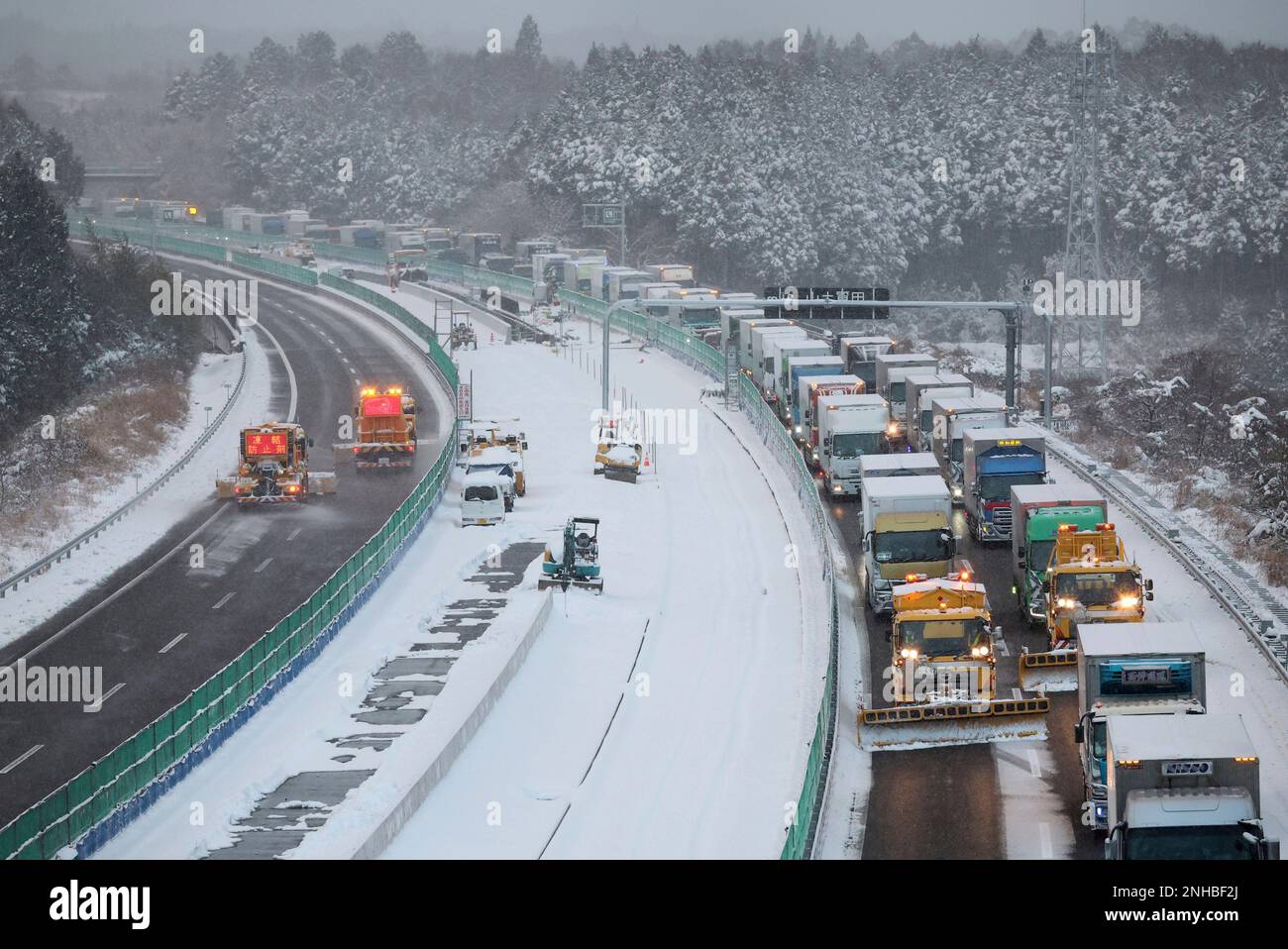 Large numbers of vehicles are stuck on the Shin-Meishin Expressway in ...