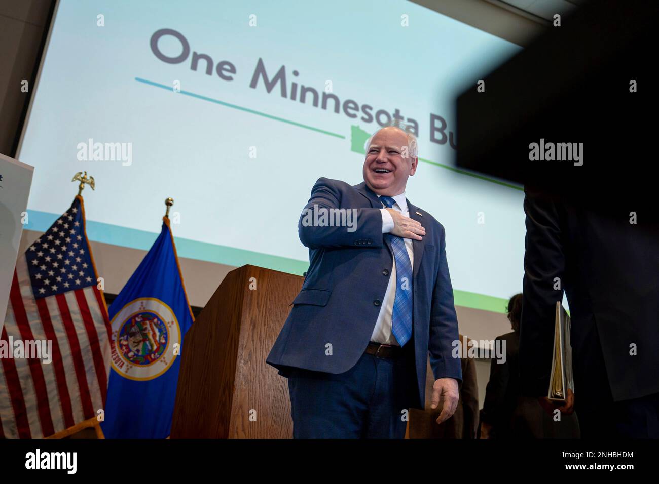 Gov tim walz hi-res stock photography and images - Alamy