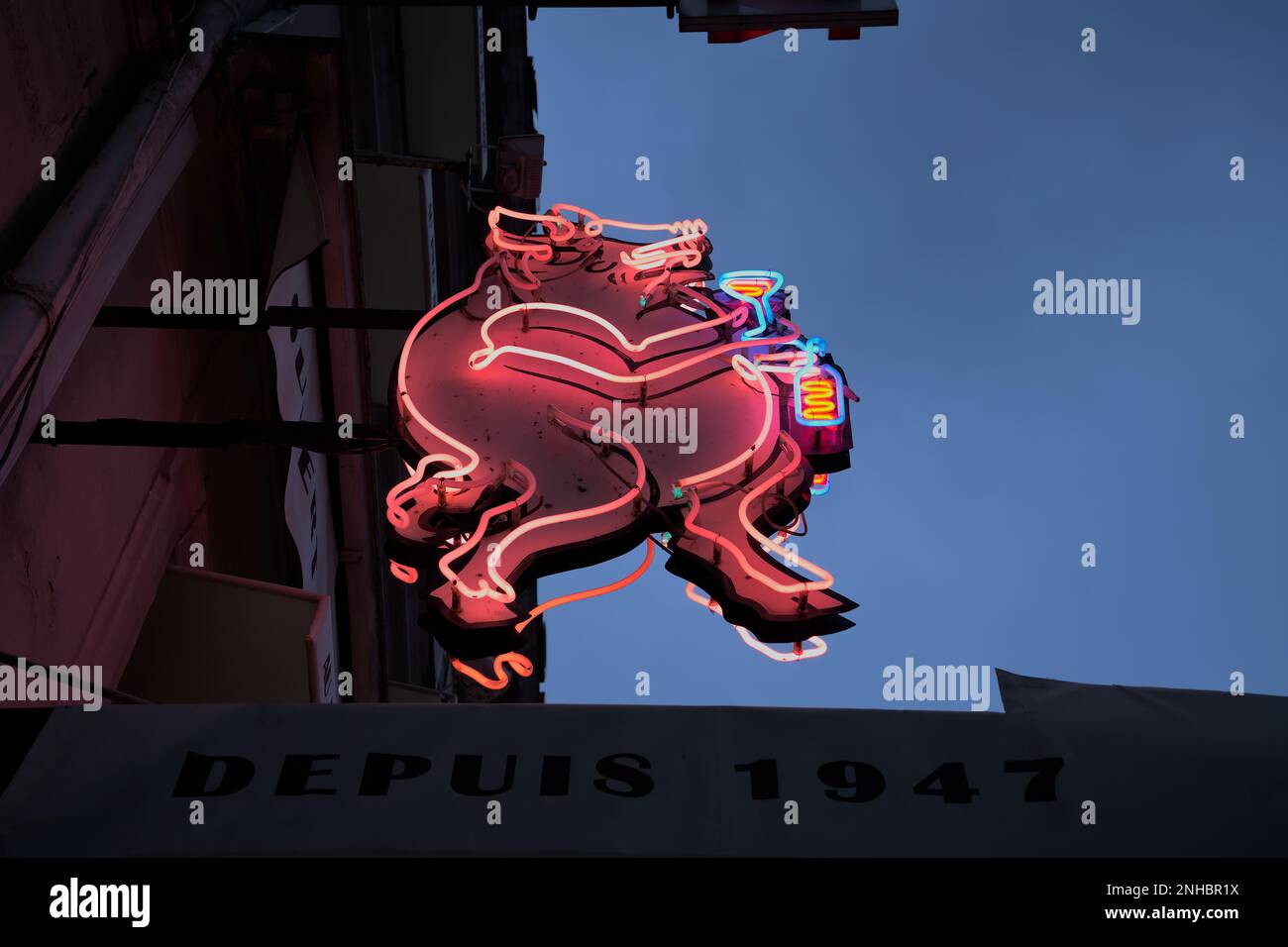 Neon sign for a parisian restaurant hi-res stock photography and images ...