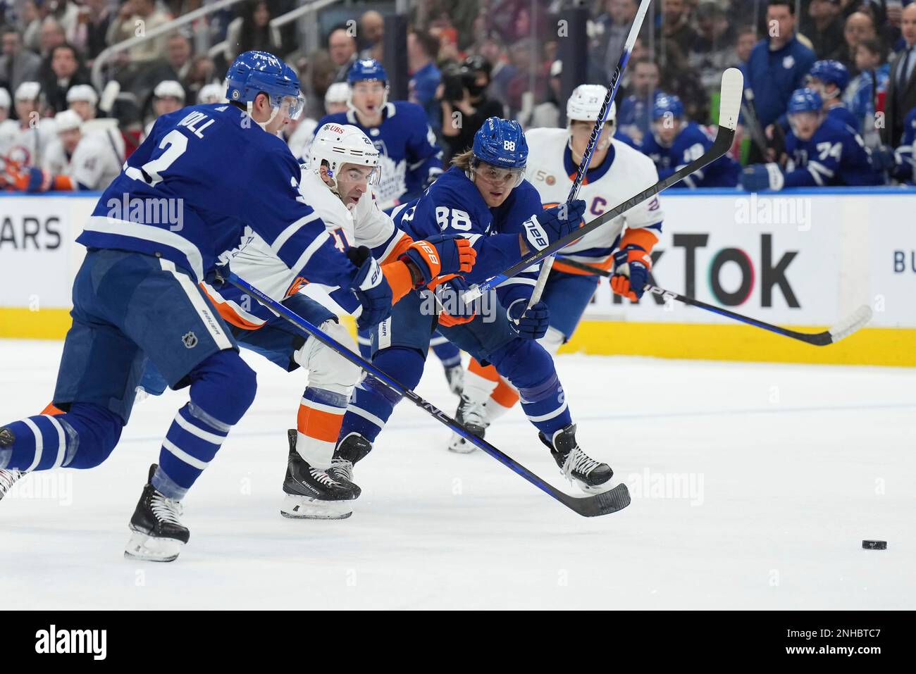 Toronto Maple Leafs defenseman Justin Holl (3), New York Islanders ...