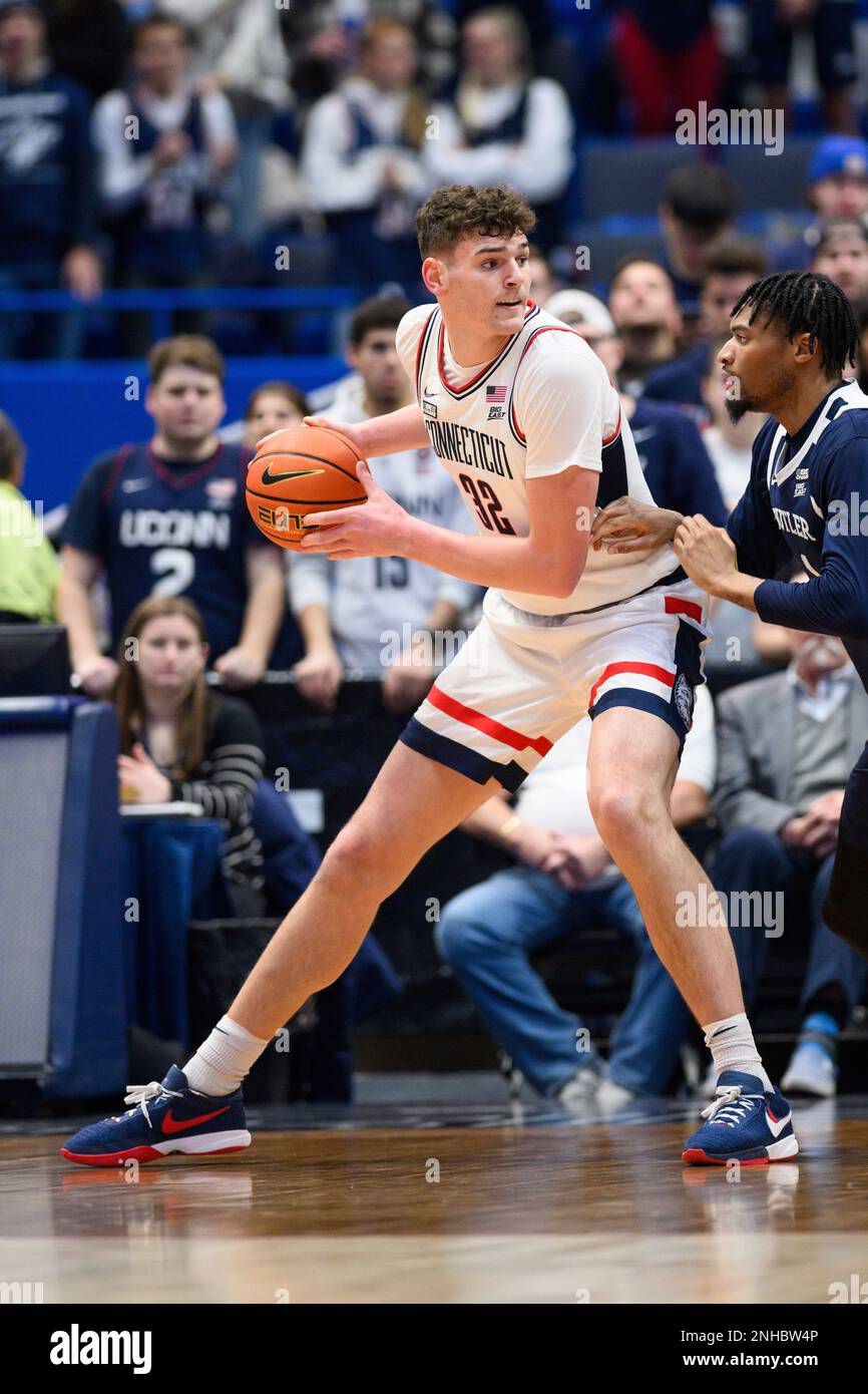 HARTFORD, CT - JANUARY 22: UConn Huskies center Donovan Clingan (32 ...