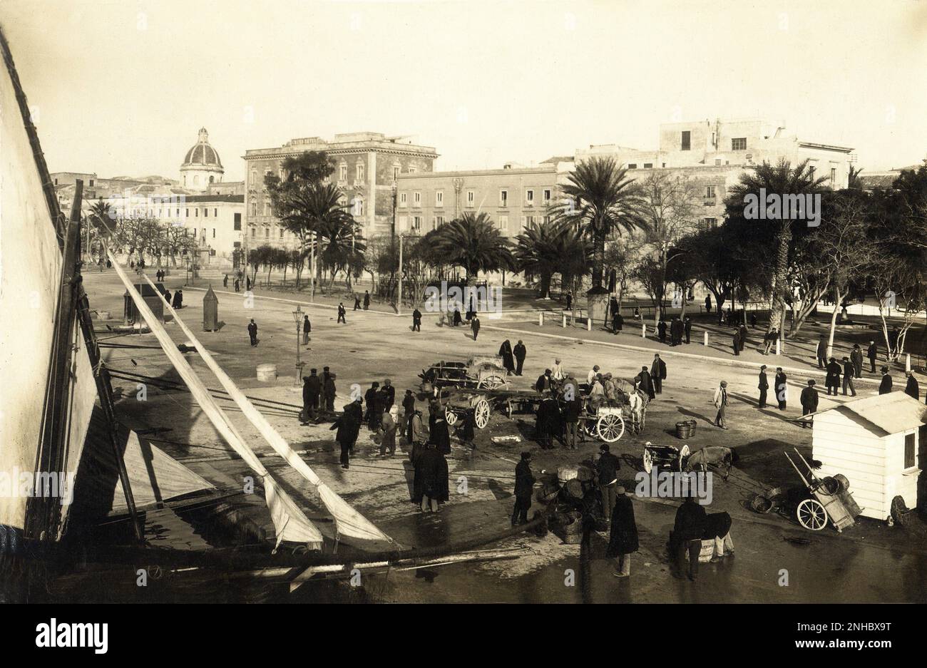 1910 ca. , TRAPANI , Sicily , ITALY : the harbour , the Piazza Marina ...