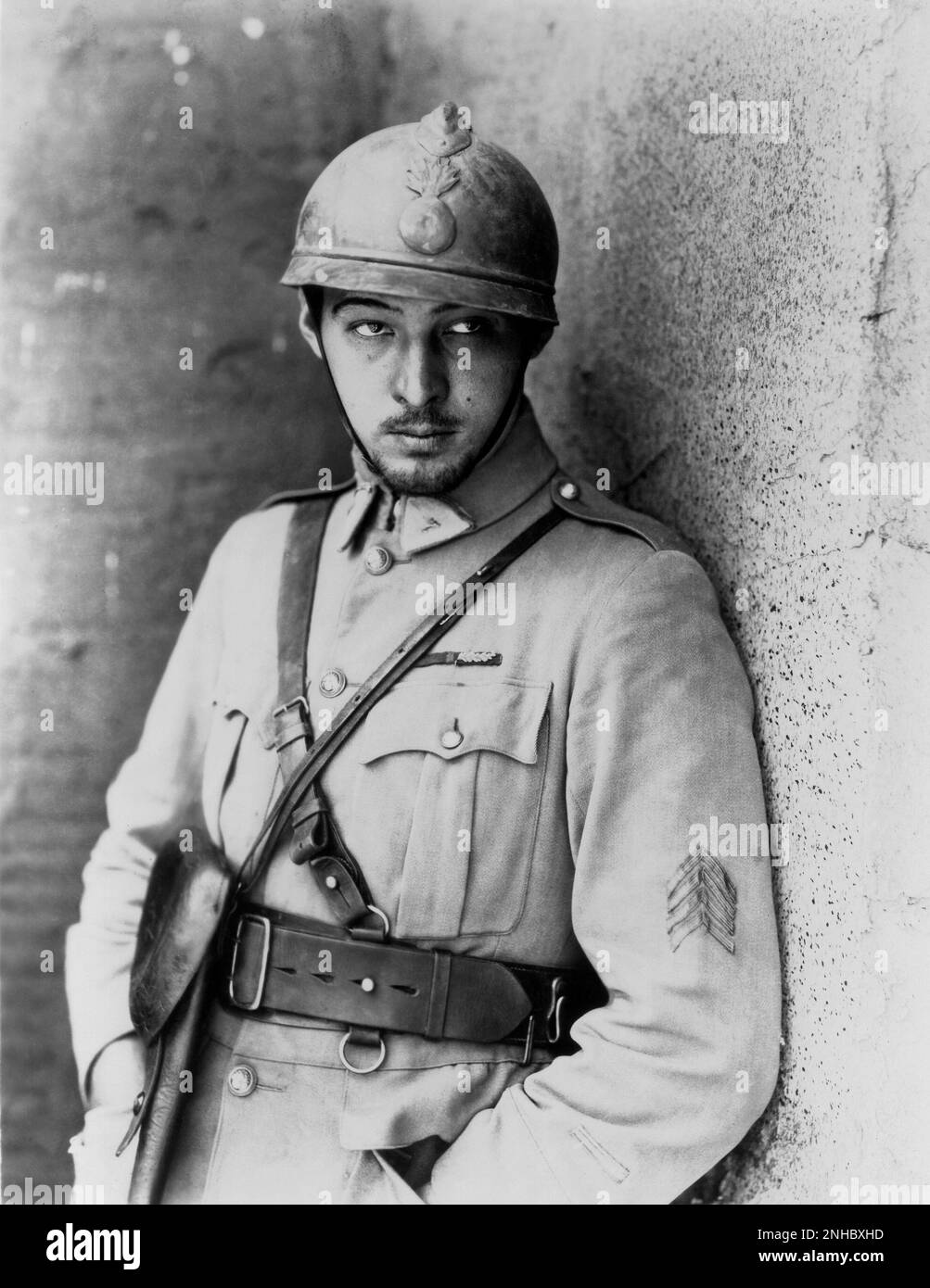 1921 , USA : The silent screen movie actor RUDOLPH VALENTINO ( born ...