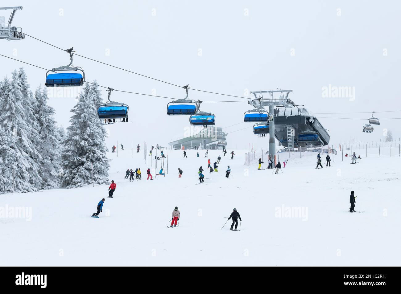 Winter sports enthusiasts ski and snowboard down the 'Feldberg ...