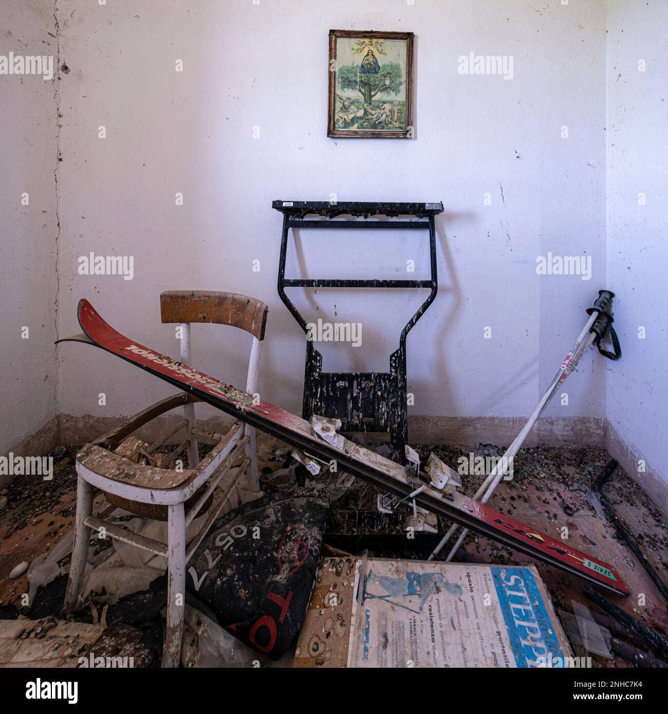 objects in an abandoned house in Tuscany Stock Photo - Alamy