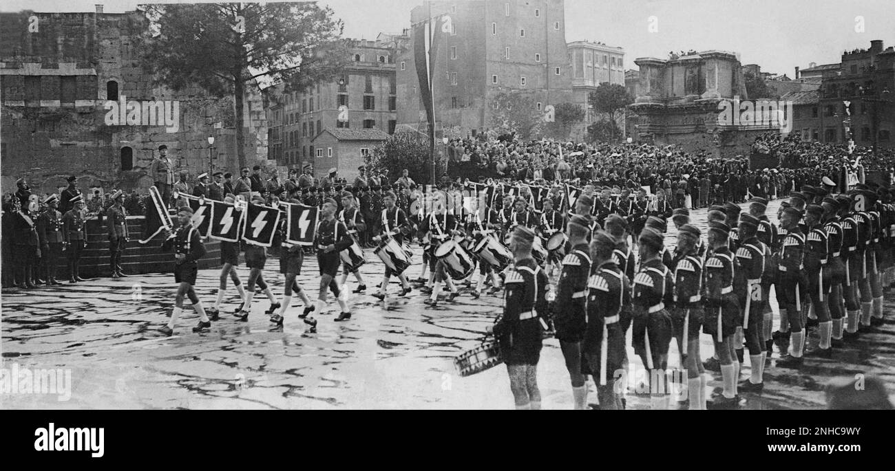 1930's , Rome , Italy : The italian Duce BENITO MUSSOLINI assist to a ...