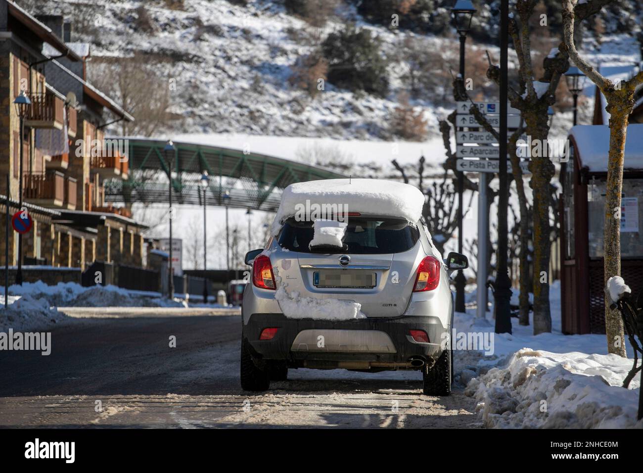 Snow on the roof of a car, on January 20, 2023, in Esterri d'Àneu ...
