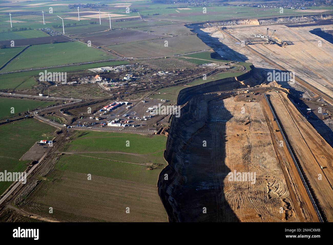 Excavators demolish the last houses of the village of Luetzerath ...