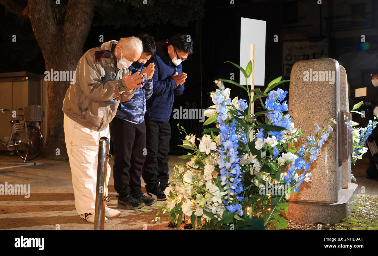 People pray for victims of the disaster at Mori Koen Park in Kobe ...