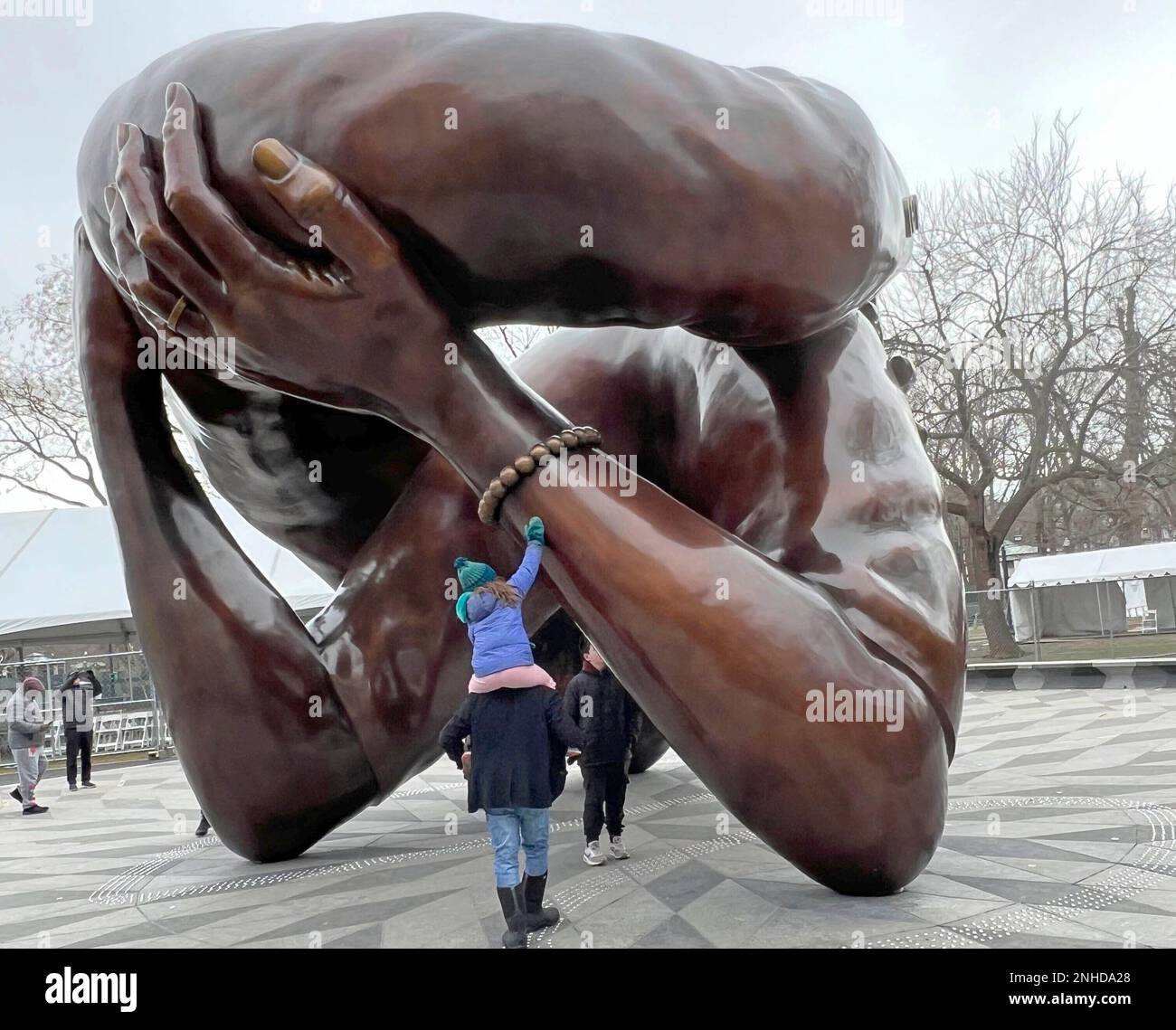 Photo by: GWR/STAR MAX/IPx 2023 1/15/23 The Embrace, a new statue ...