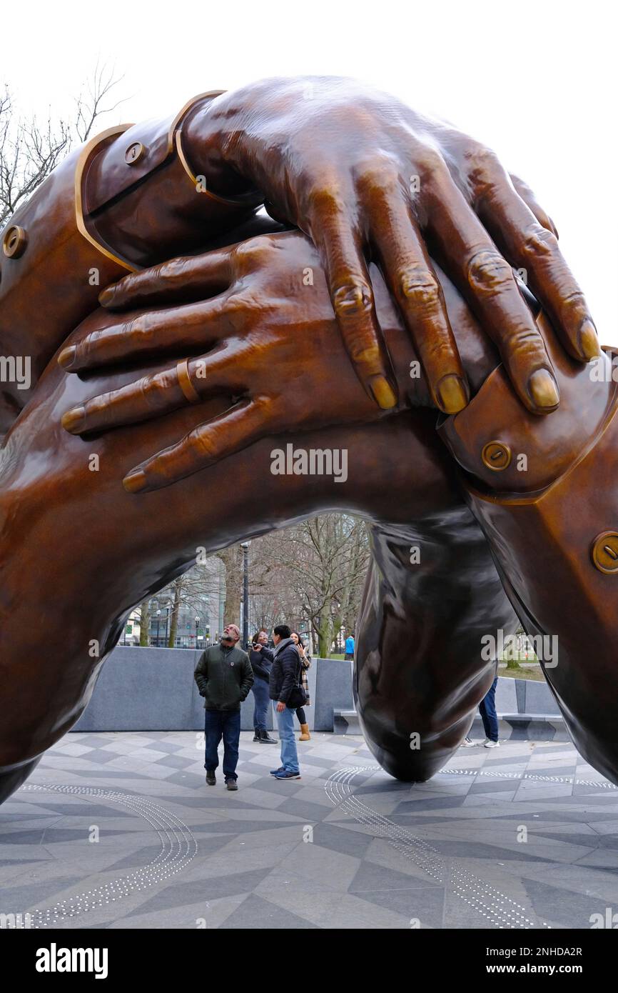 Photo by: GWR/STAR MAX/IPx 2023 1/15/23 The Embrace, a new statue ...