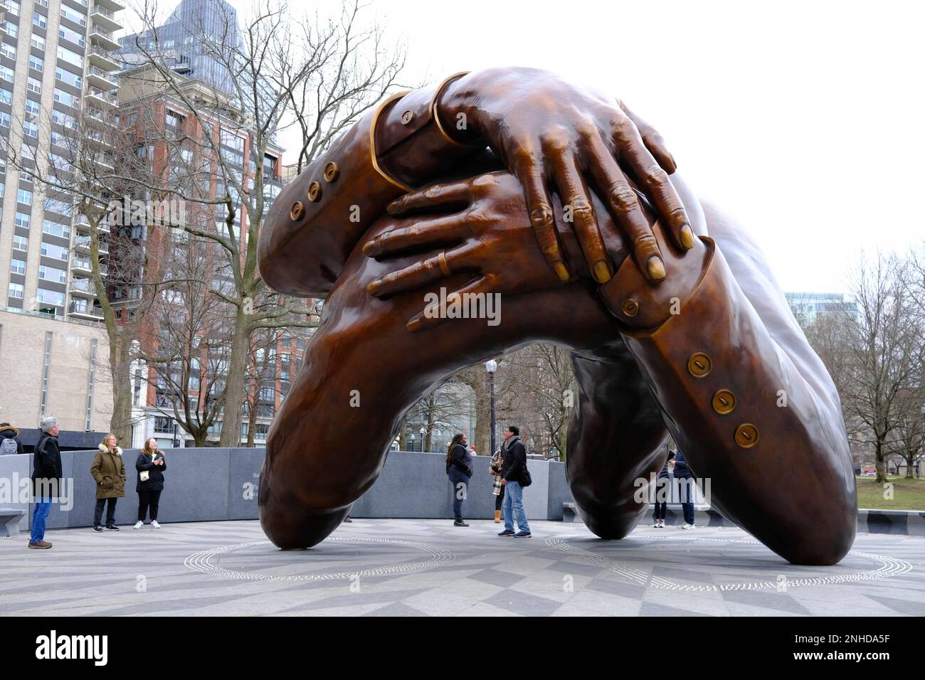 Photo by: GWR/STAR MAX/IPx 2023 1/15/23 The Embrace, a new statue ...