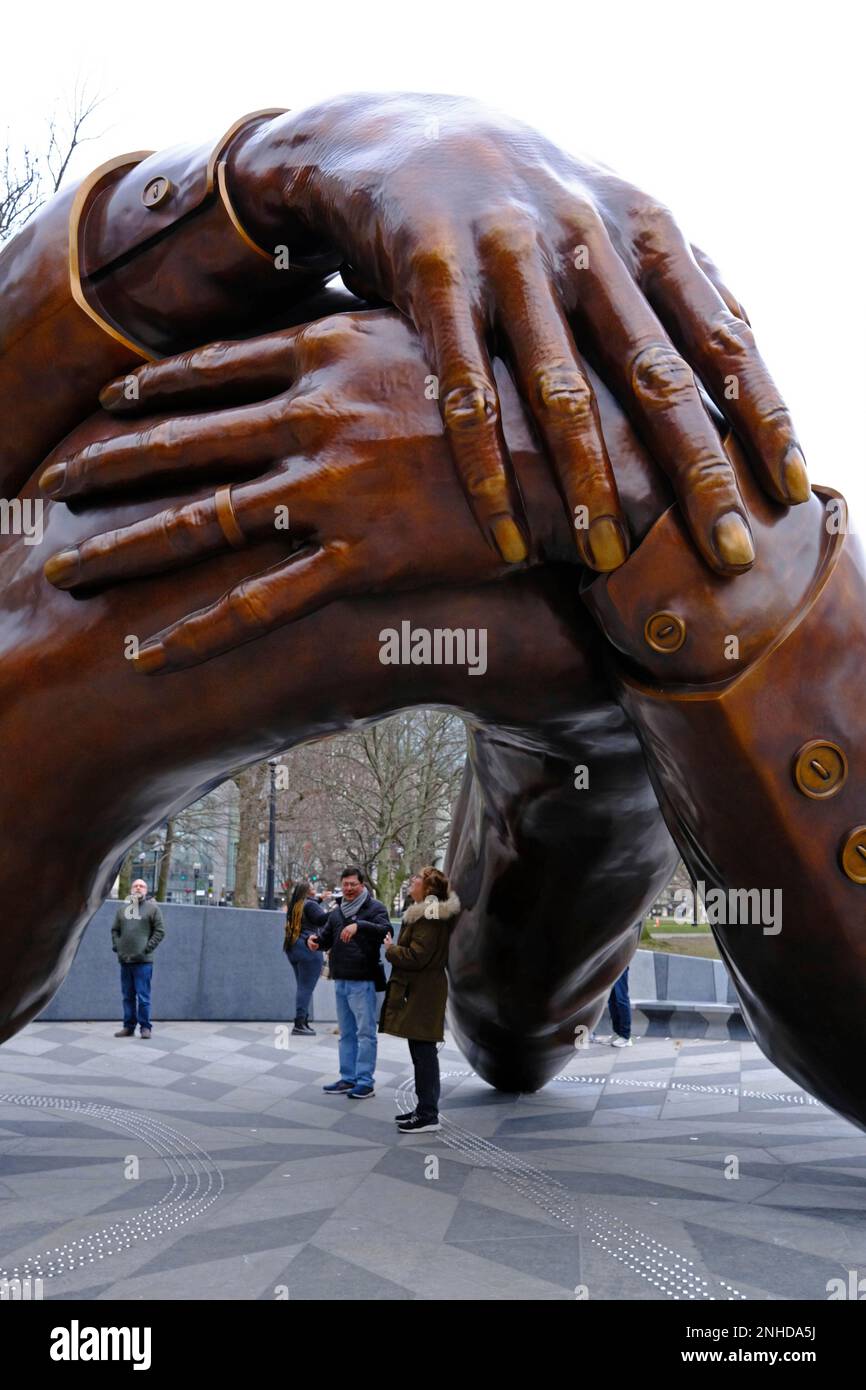 Photo by: GWR/STAR MAX/IPx 2023 1/15/23 The Embrace, a new statue ...