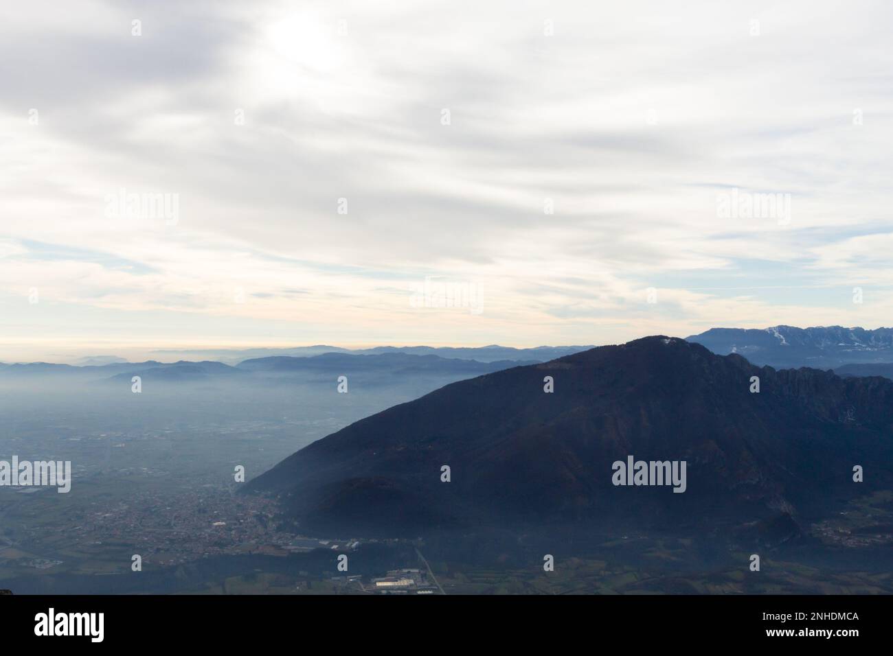 Plain sky background hi-res stock photography and images - Alamy