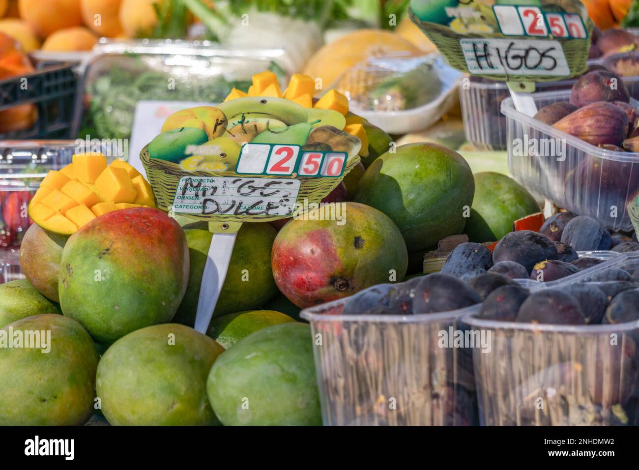 Mango, local organic fruit in a street market Stock Photo - Alamy
